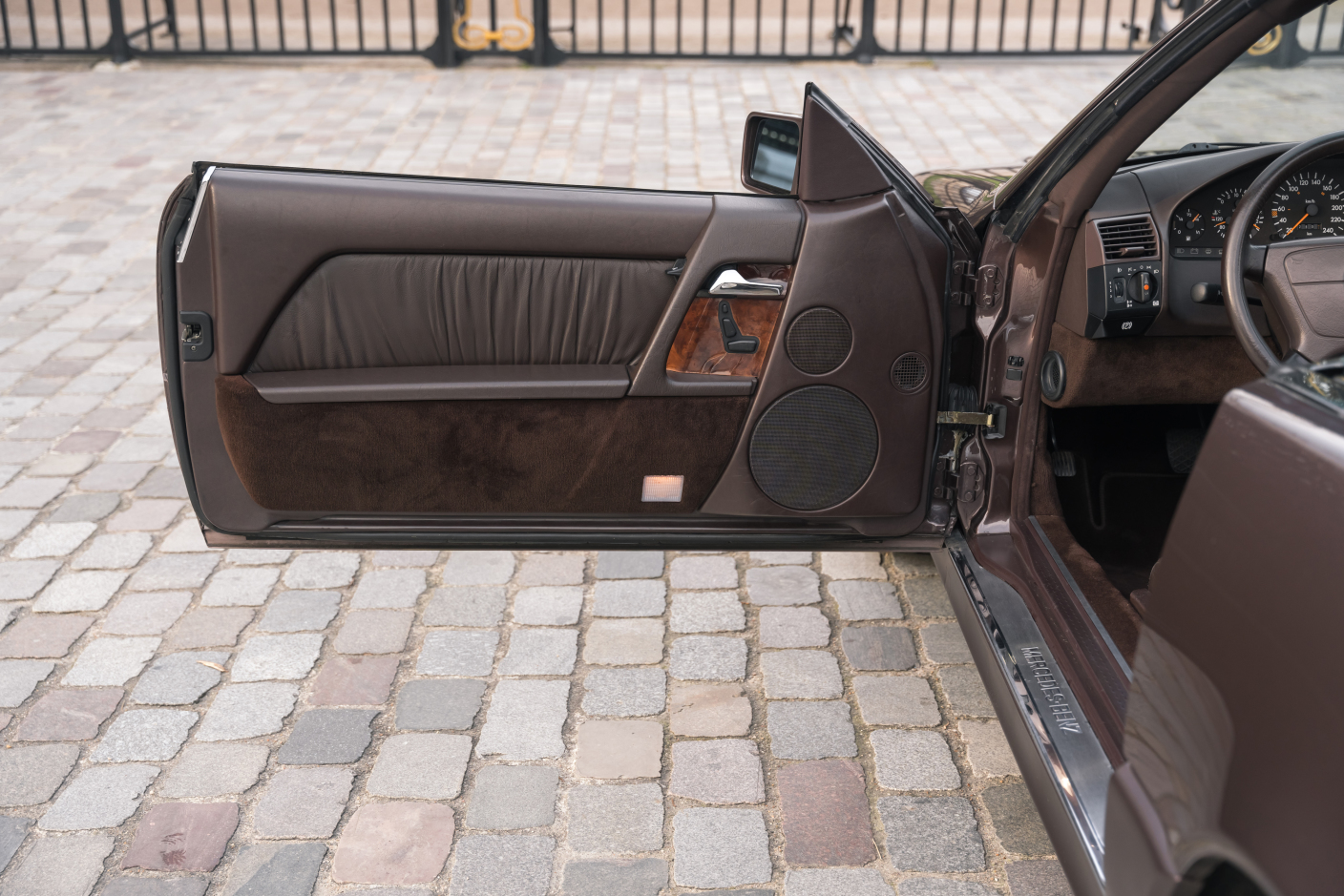 L'art de l'automobile | Mercedes 300 SL R129 *Brown on brown*