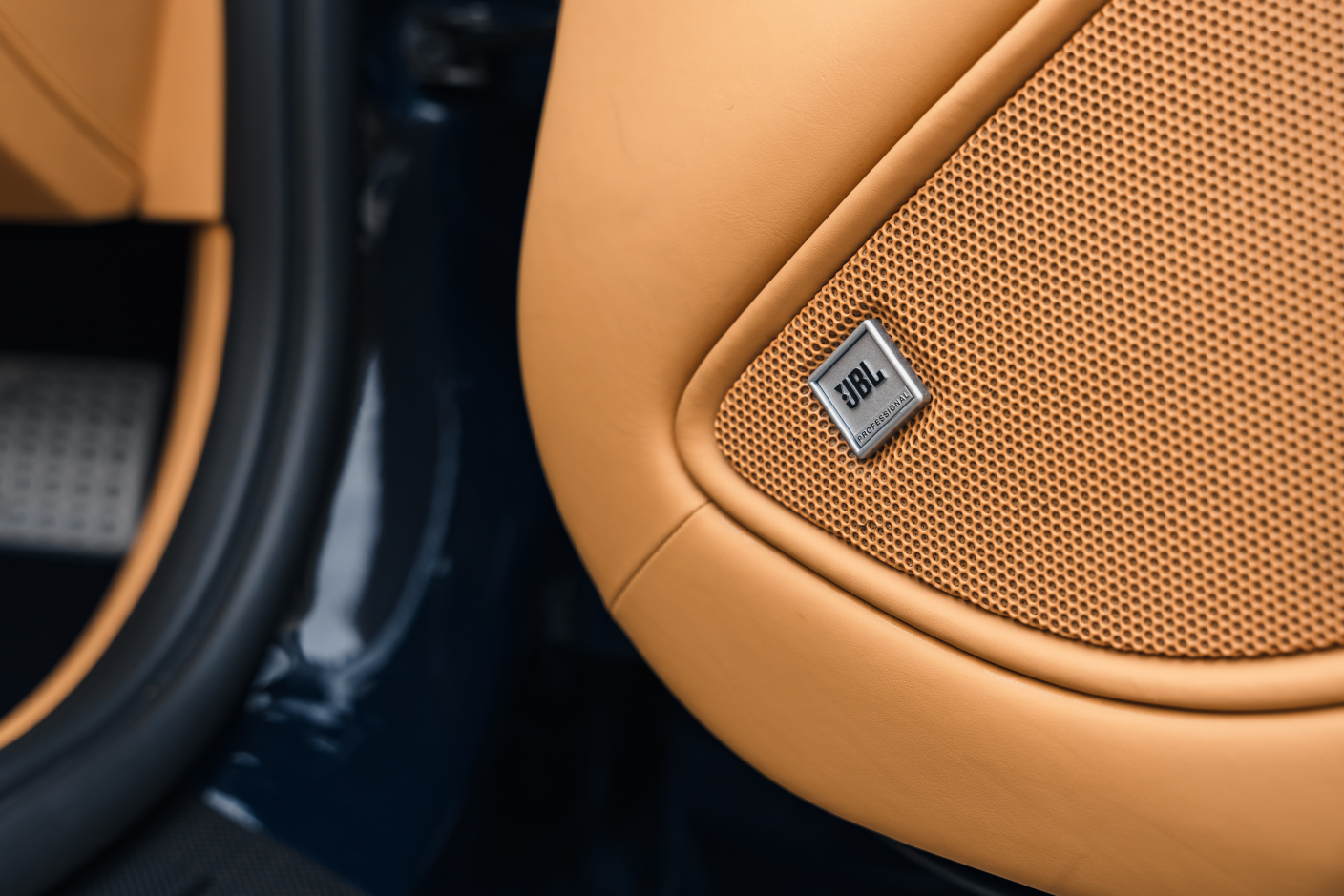L'art de l'automobile | Ferrari F12 Berlinetta *Nuovo Blu Pozzi*