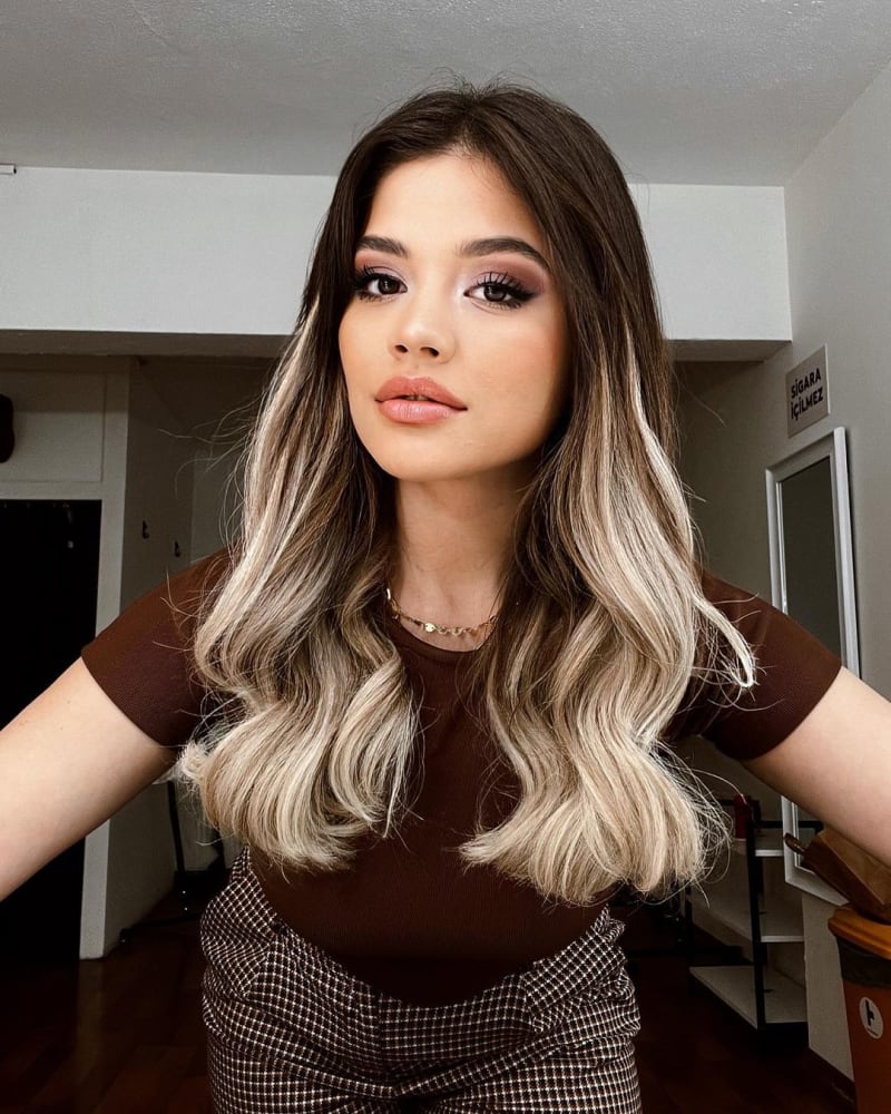 Eda Sakiz: Singer, Internet personality from Turkey - Biography & Wiki