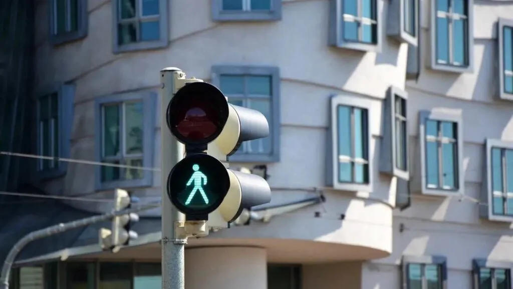 How the AI Traffic Signal System in Dubai Makes the Green Light Appear ...