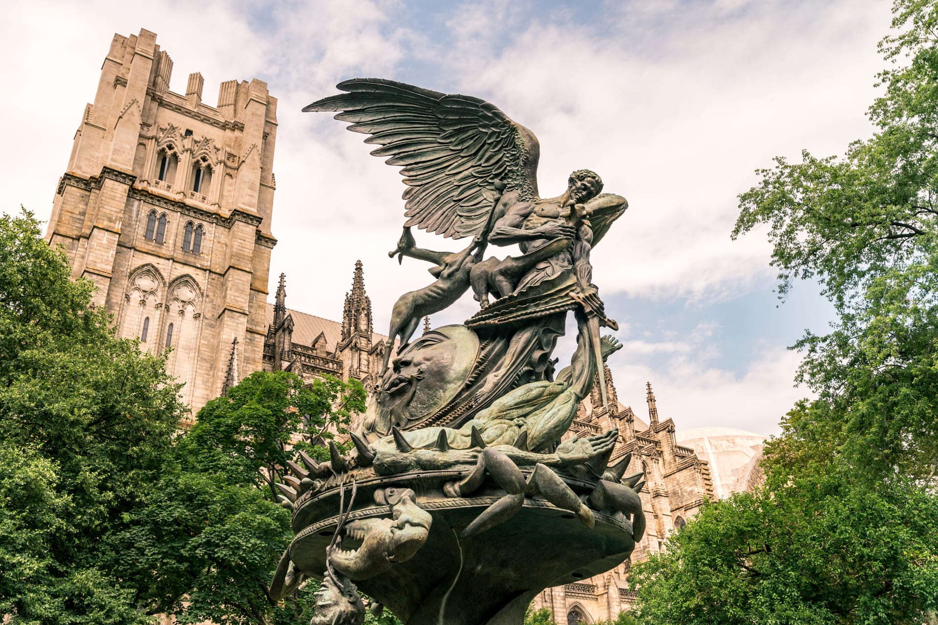 St. Patrick’s vs. St. John The Divine: NYC-Touren | Go City®