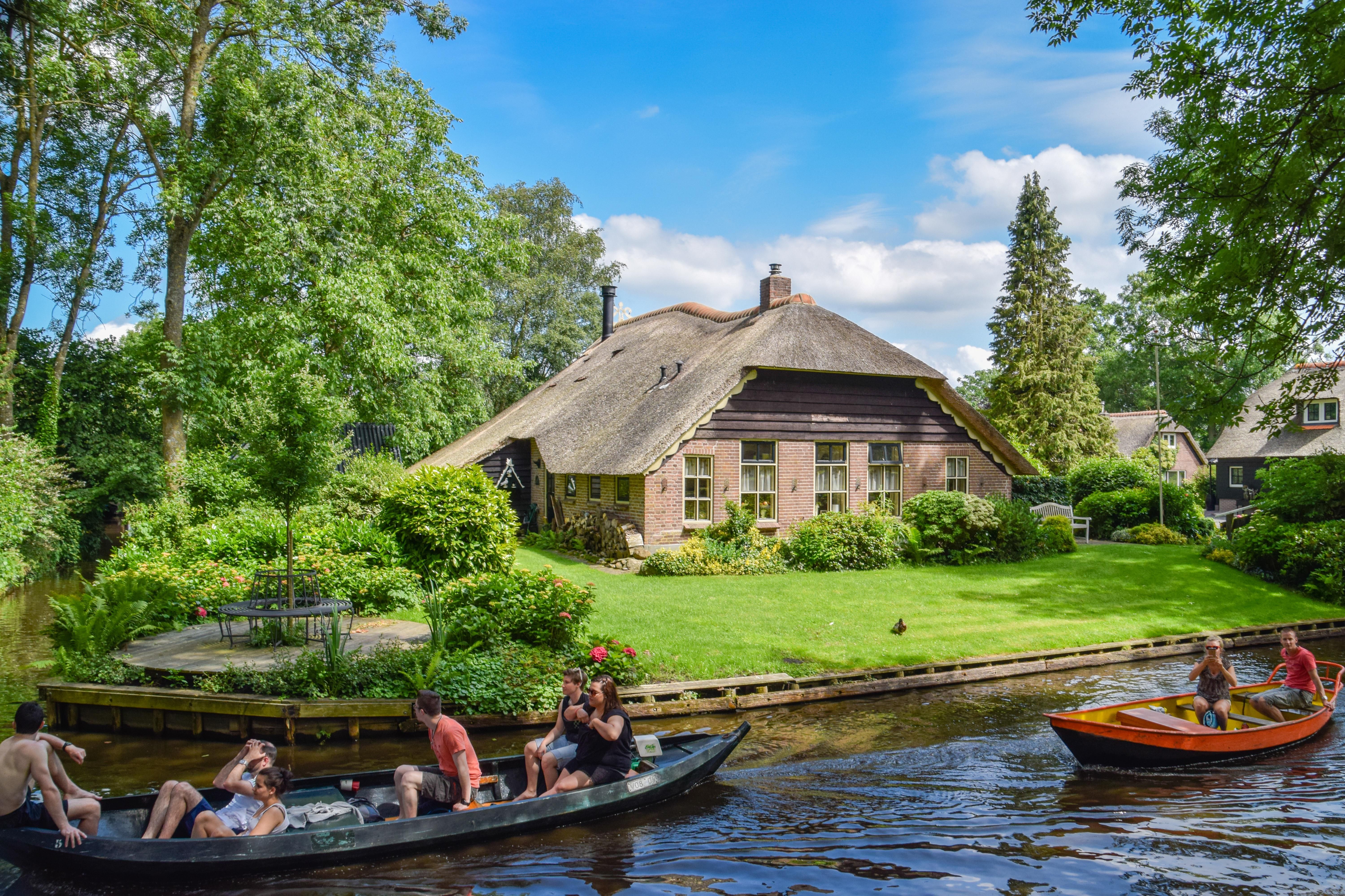 Giethoorn- Discover the Tranquil Canals of the Netherlands