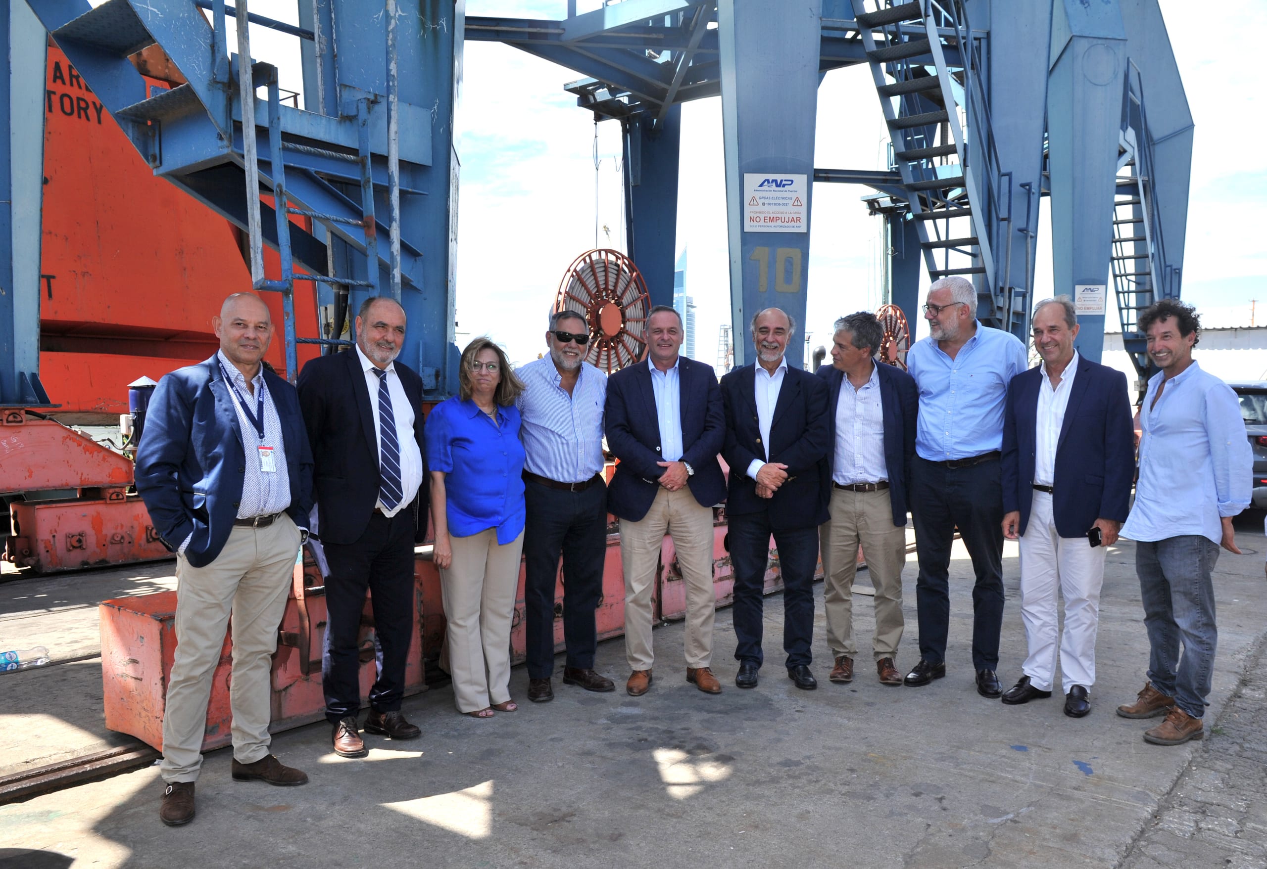 Pesquero zarpó con la mayor tripulación mixta en la historia de la ...