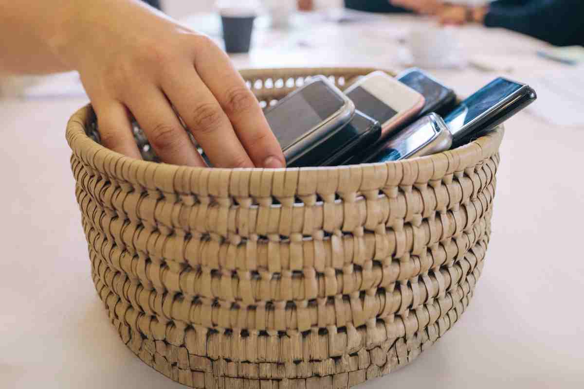 The No-Phone Dinner Table Challenge: Enjoy Screen-Free Meals