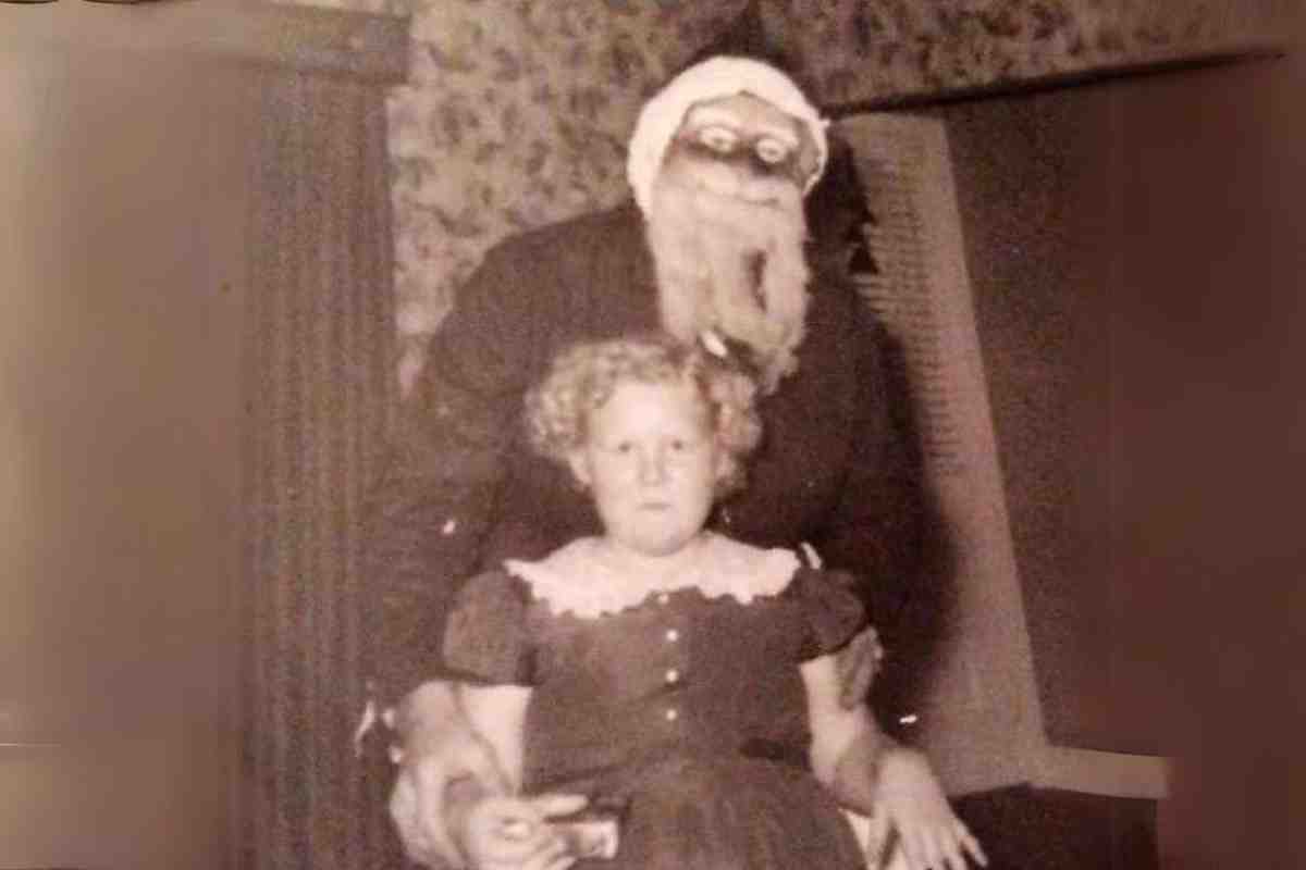15 Scary Santa Photos That Will Keep You Up On Christmas Eve