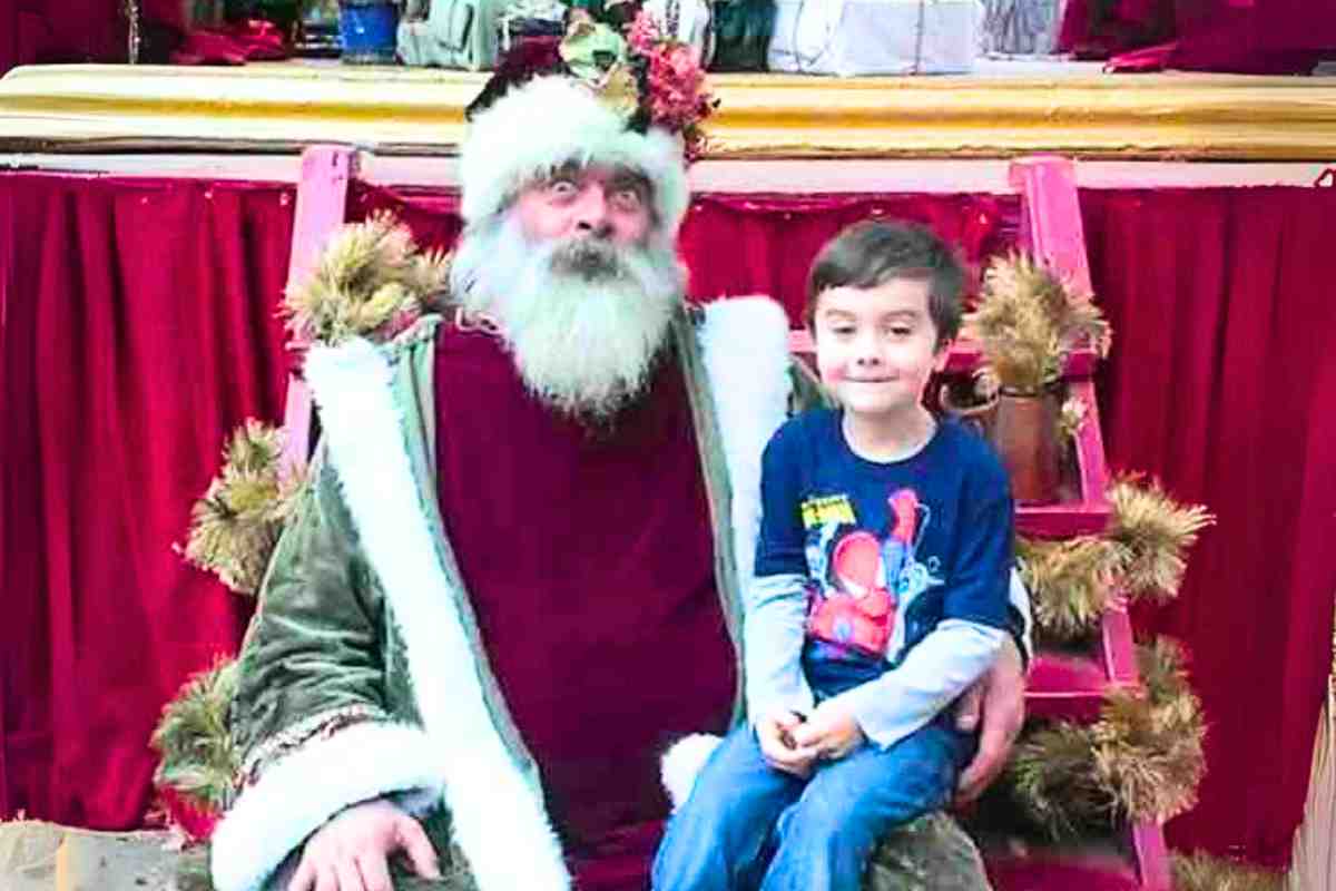 15 Scary Santa Photos That Will Keep You Up On Christmas Eve