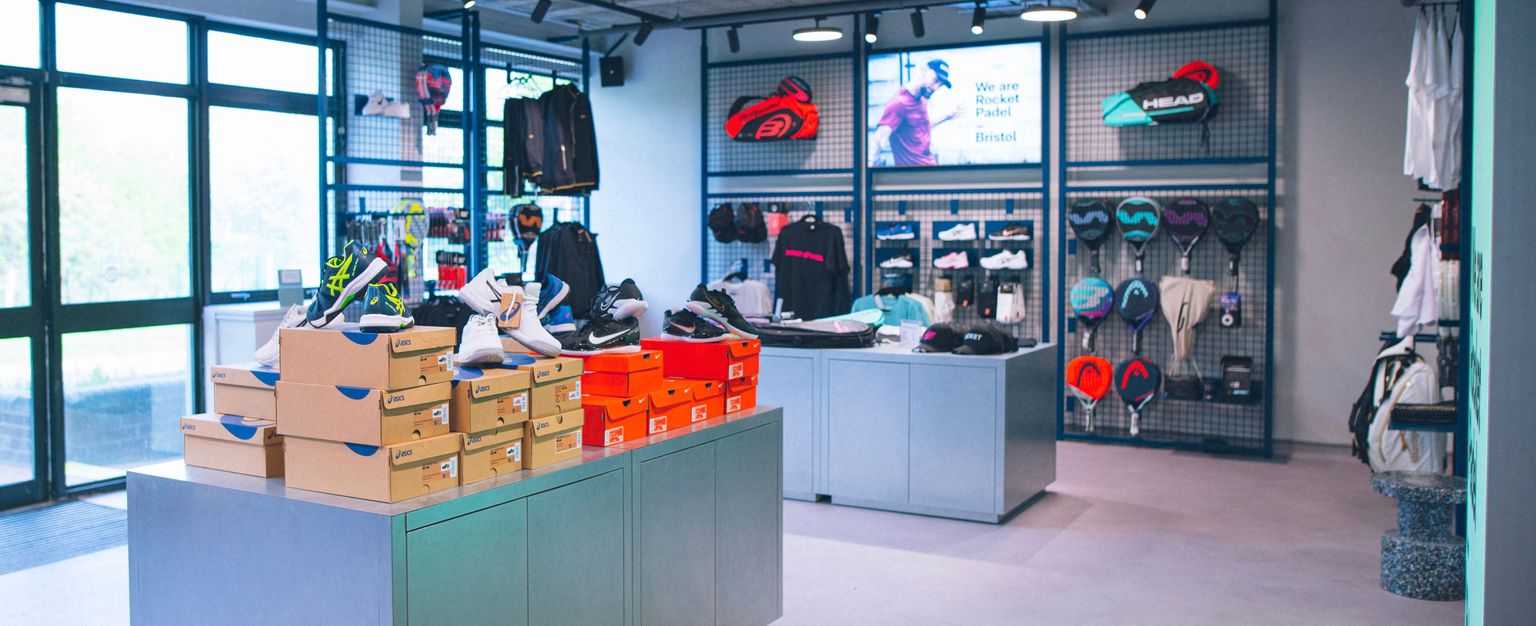 Bristol - 12 Panoramic courts, 2 Single courts, 10m ceiling height ...