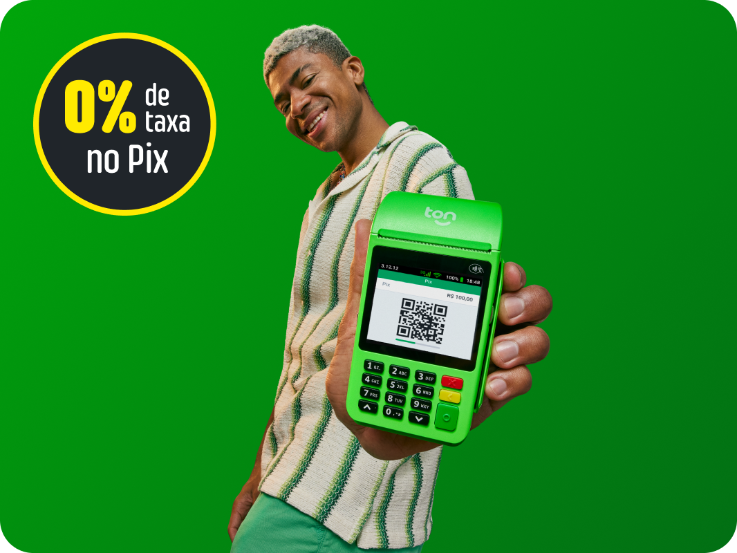 Empreendedor sorrindo e em pé em um fundo verde segurando a máquina de ...