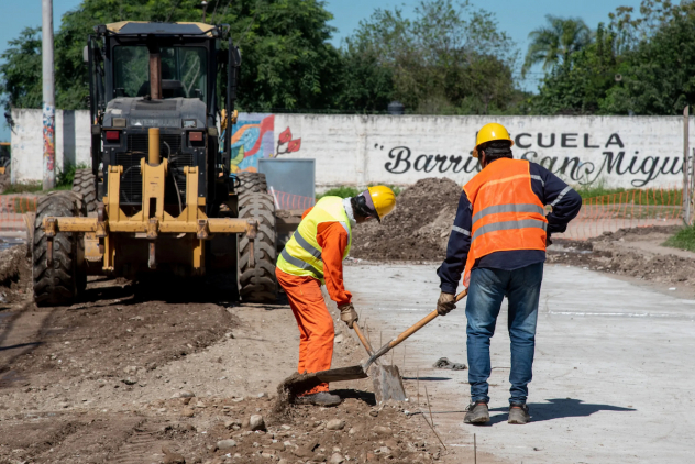 Pavimentan calles de tierra de distintos barrios por donde circulan ...