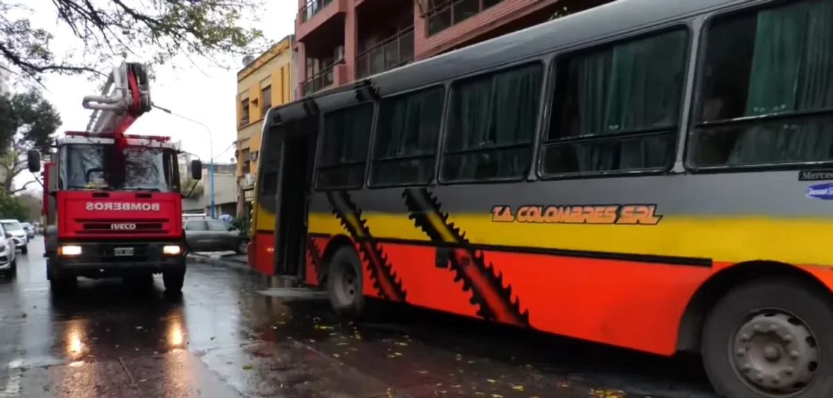 Se incendió un colectivo de la línea 140 en calle Marcos Paz al 1300 ...