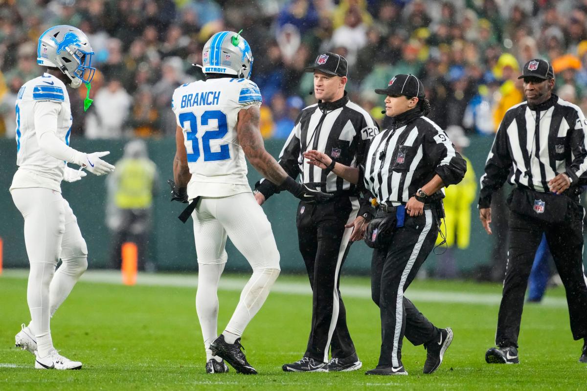 Karina Tovar Becomes NFL’s First Latina Referee