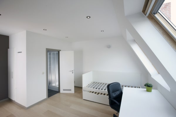 Kamer 9, rustige kamer met 2 grote Velux-ramen | Kotzoeker