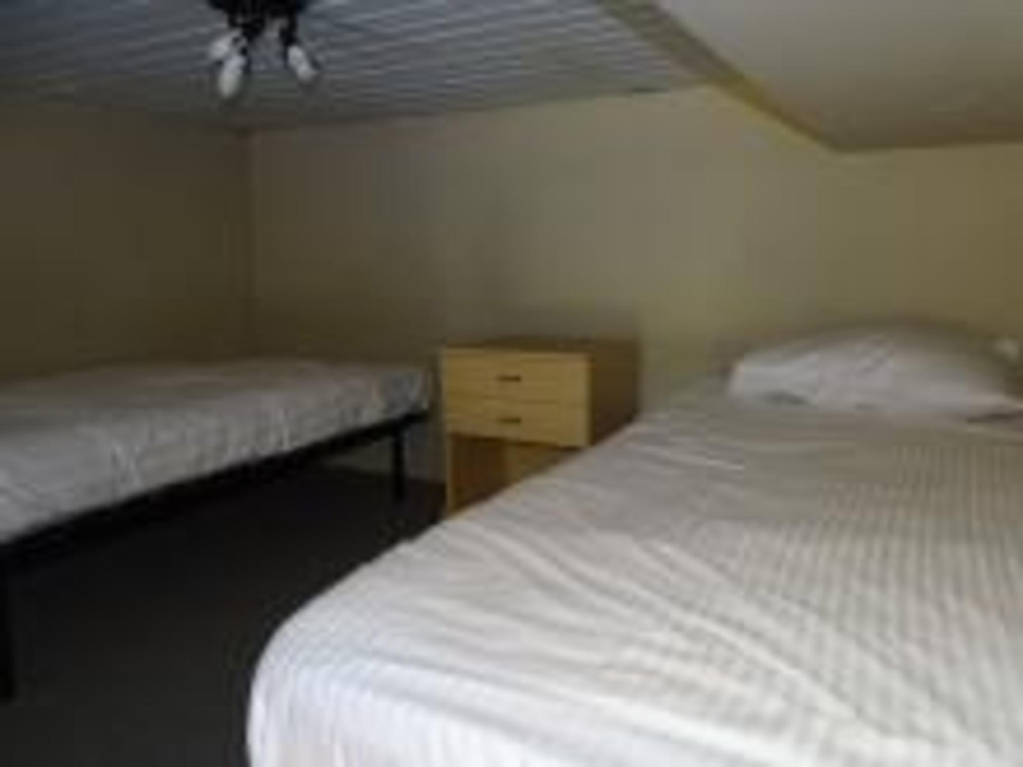 Furnished studio - 2x single beds with own kitchen and bathroom (min ...