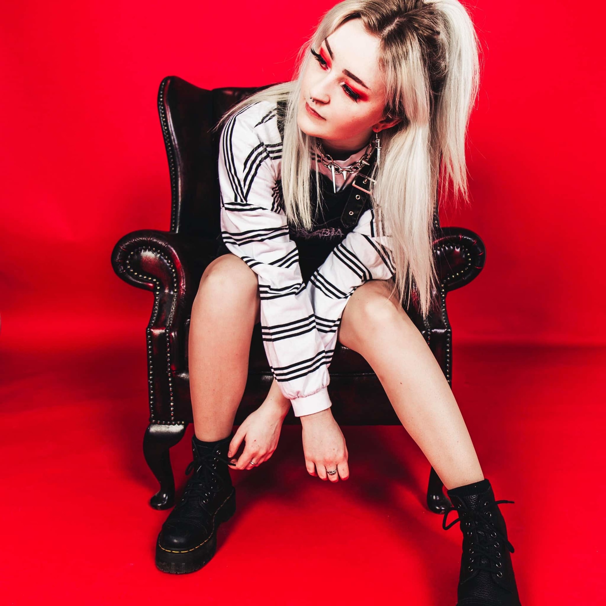 Das ist Charlie Rolfe von As Everything Unfolds | dark-divas.com - Dark ...