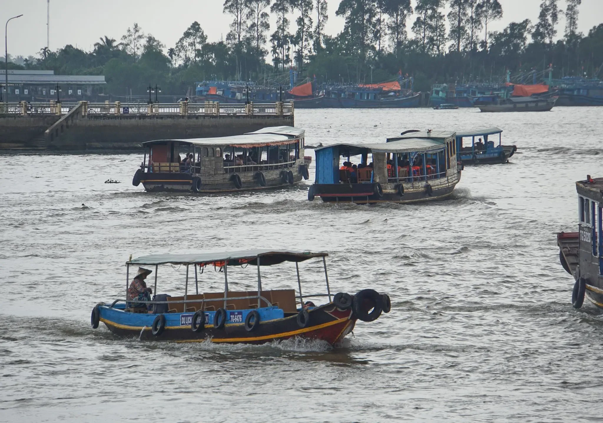 151 photos of Long Vietnamese Boats - FlippedNormals
