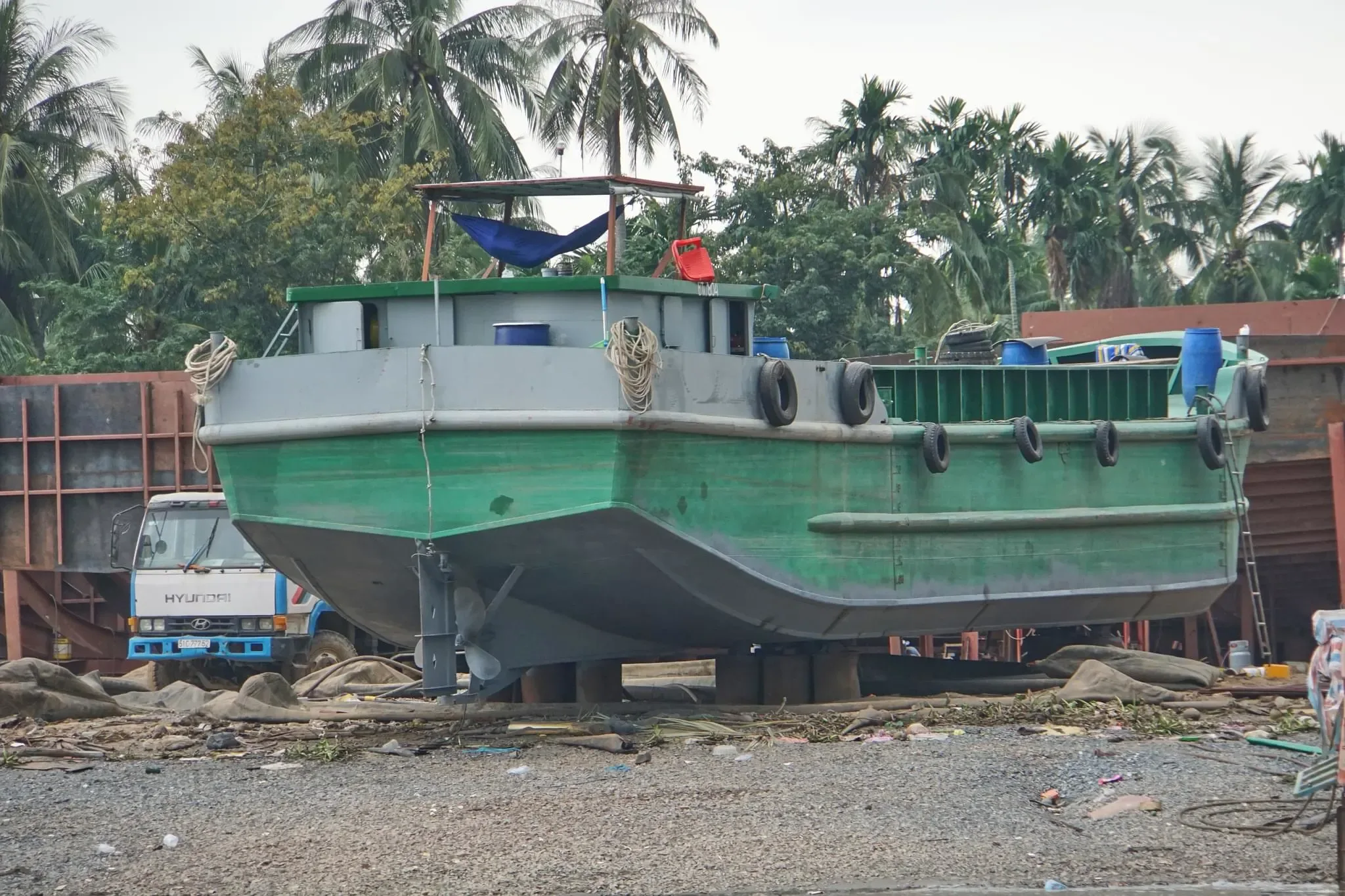 151 photos of Long Vietnamese Boats - FlippedNormals