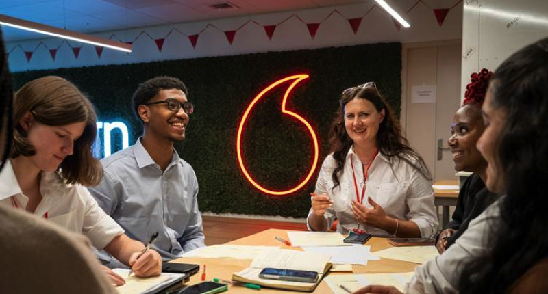 Vodafone UKが、Multiverseと提携し、見習いパイロットスキームを開始