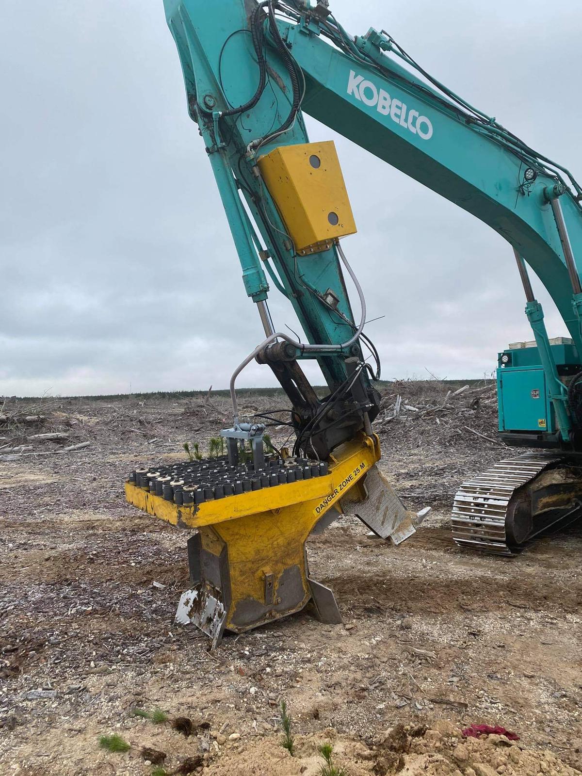 Mechanised planting with the M-160R planting head | Forsilvitech