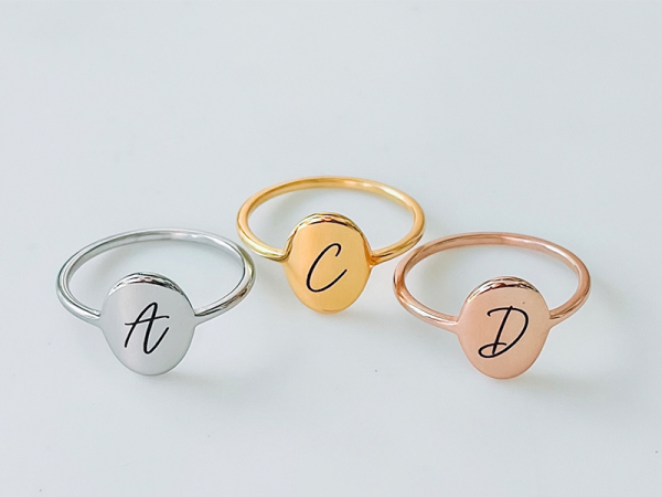 Tora Grace | Oval Initial Ring - Cursive Font