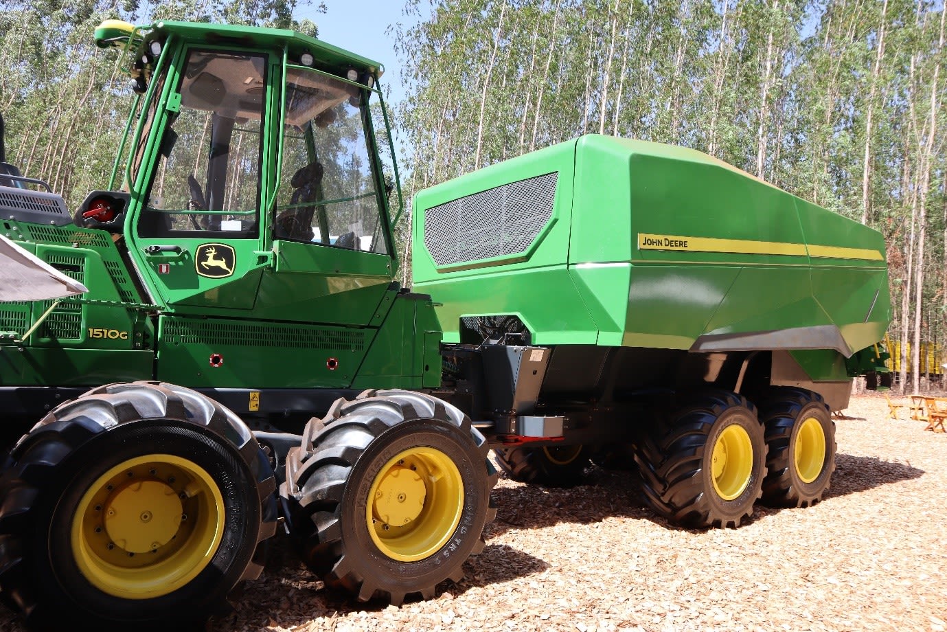 John Deere’s mechanized seedling planter | Forsilvitech