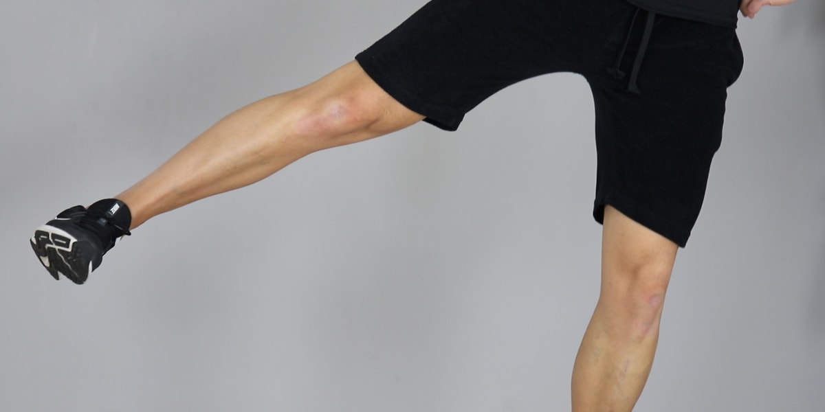 Modella le gambe con gli slanci laterali in piedi