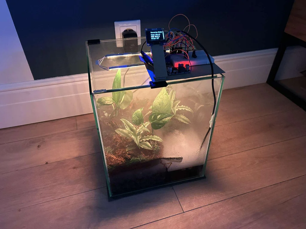 ESP32 Smart Terrarium with Environment Monitoring