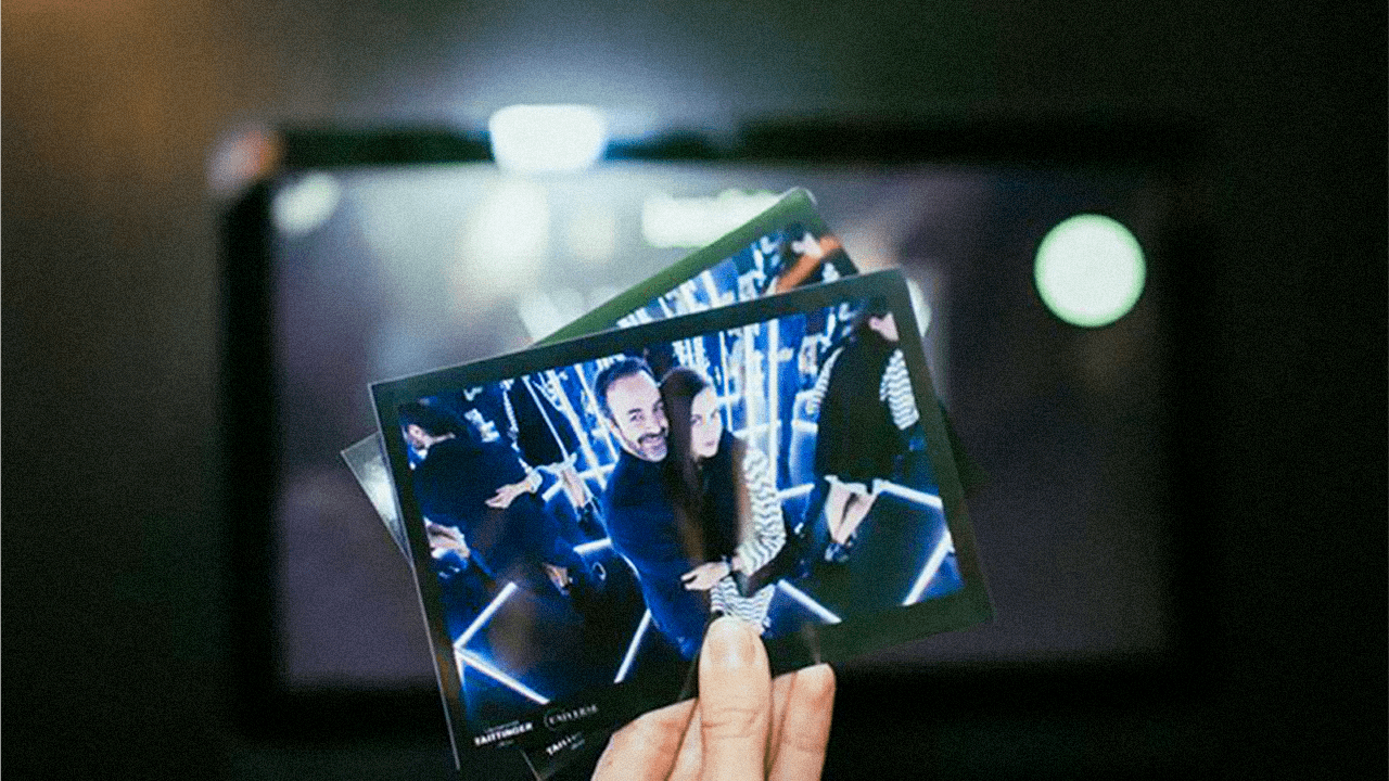 Infinity Mirror - Cabine Espelhada | Mídias Inovadoras