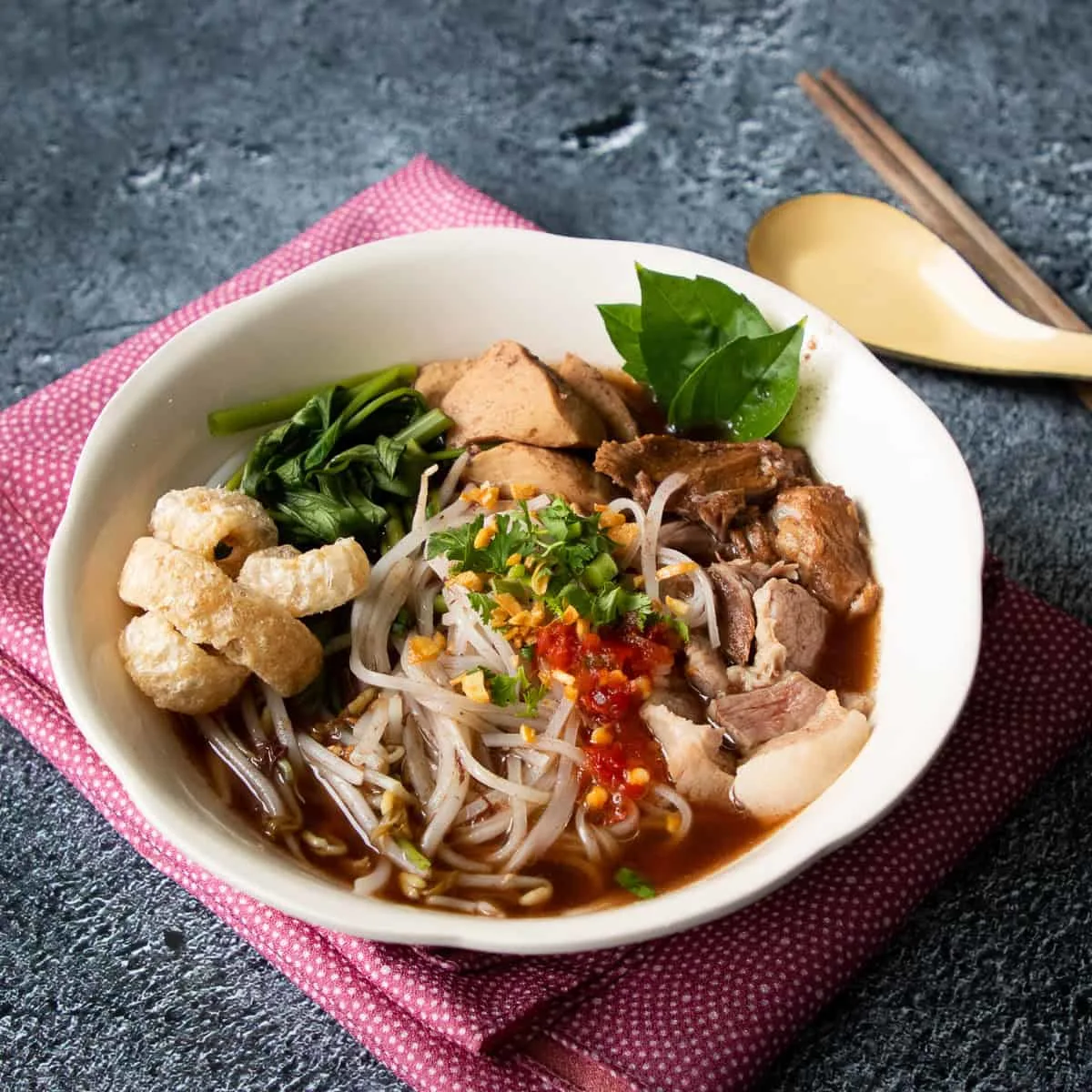 What is Thai Boat Noodle (Kuay Teow Ruea)? One of the must-try foods in ...