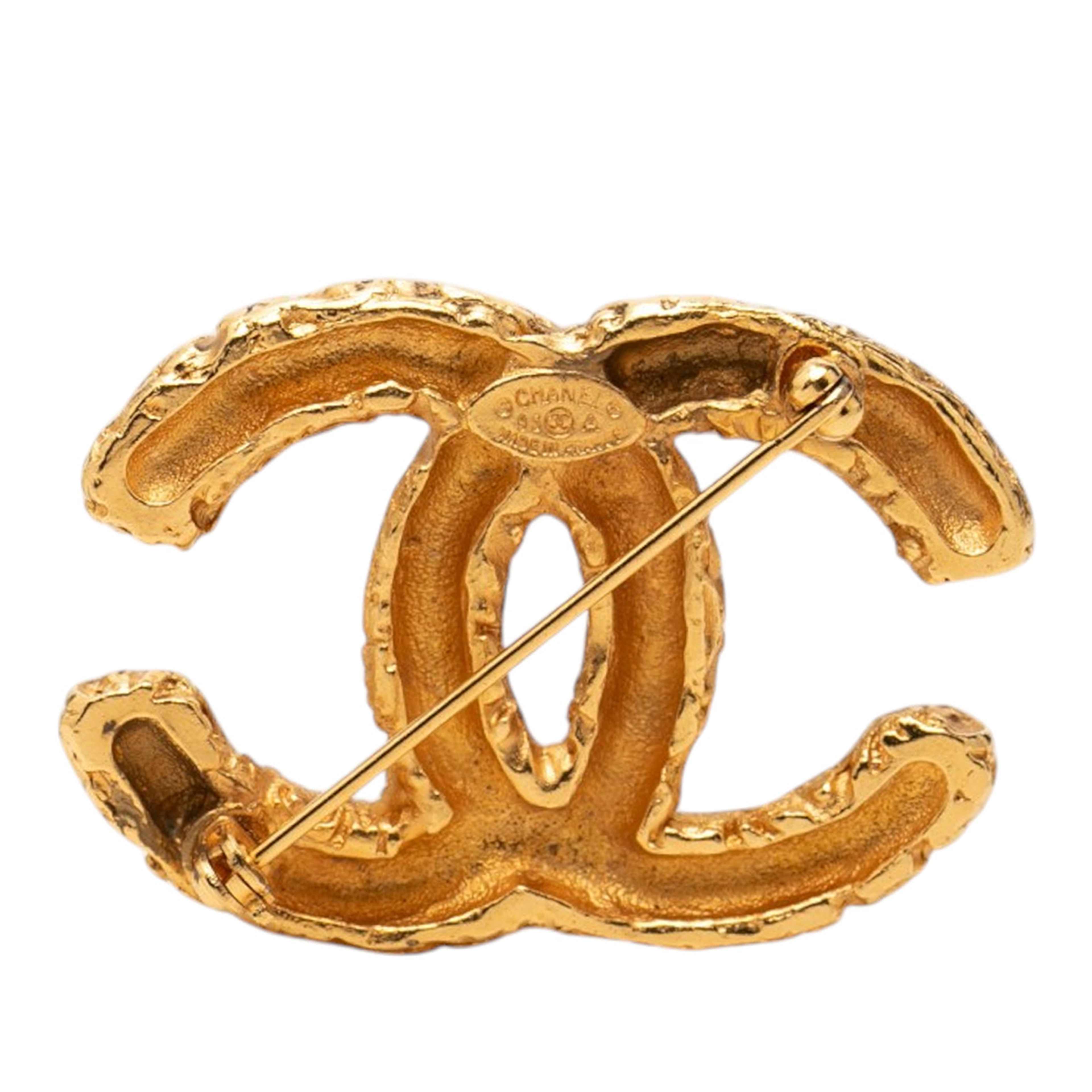 Chanel Cc Gold Plated Baroque Embossed Brooch gold från Luxclusif | Åhléns