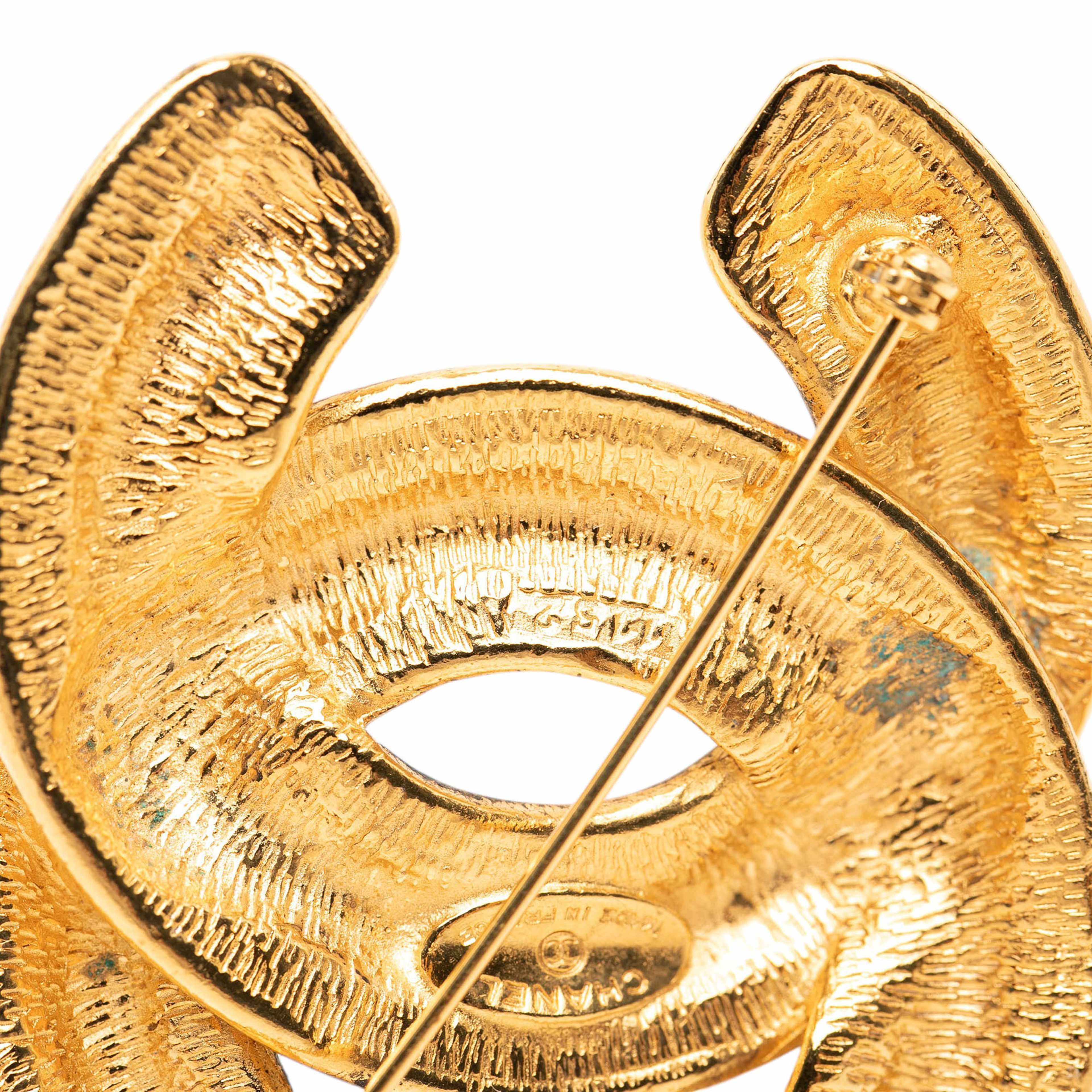 Chanel Cc Gold Plated Quilted Brooch gold från Luxclusif | Åhléns
