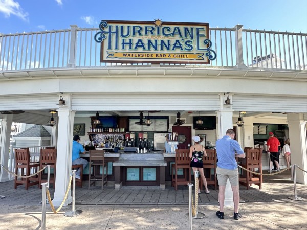 Hurricane Hanna's Waterside Bar and Grill | Disney's Beach Club Resort