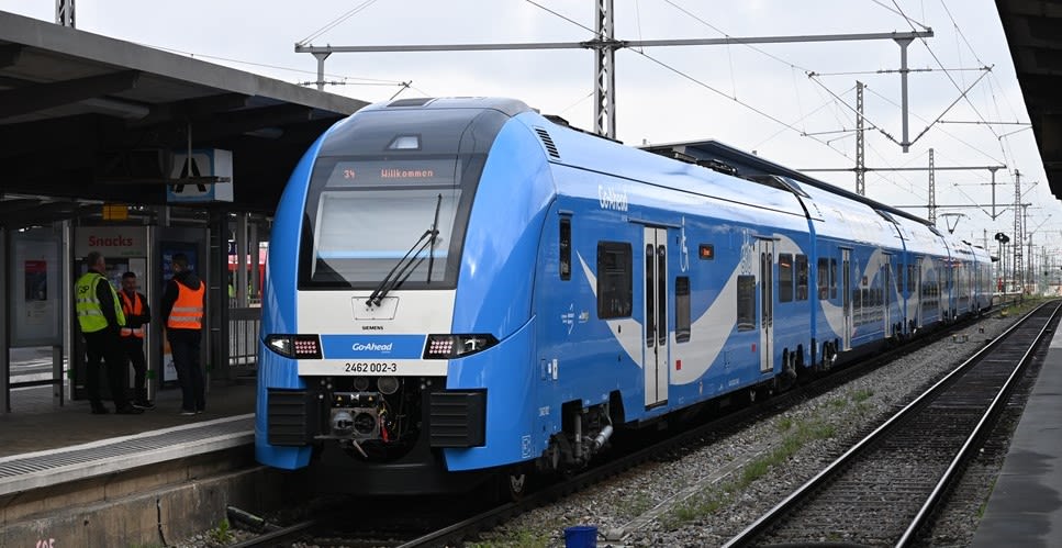 Go-Ahead to deploy 1,000-seat double-decker Siemens electric trains in ...