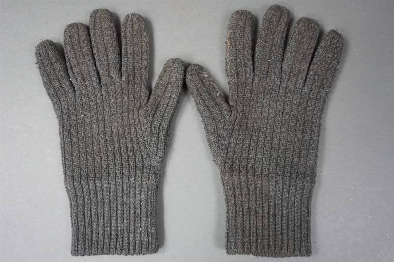 Original German WWII Matching Wool Gloves 3 Ring