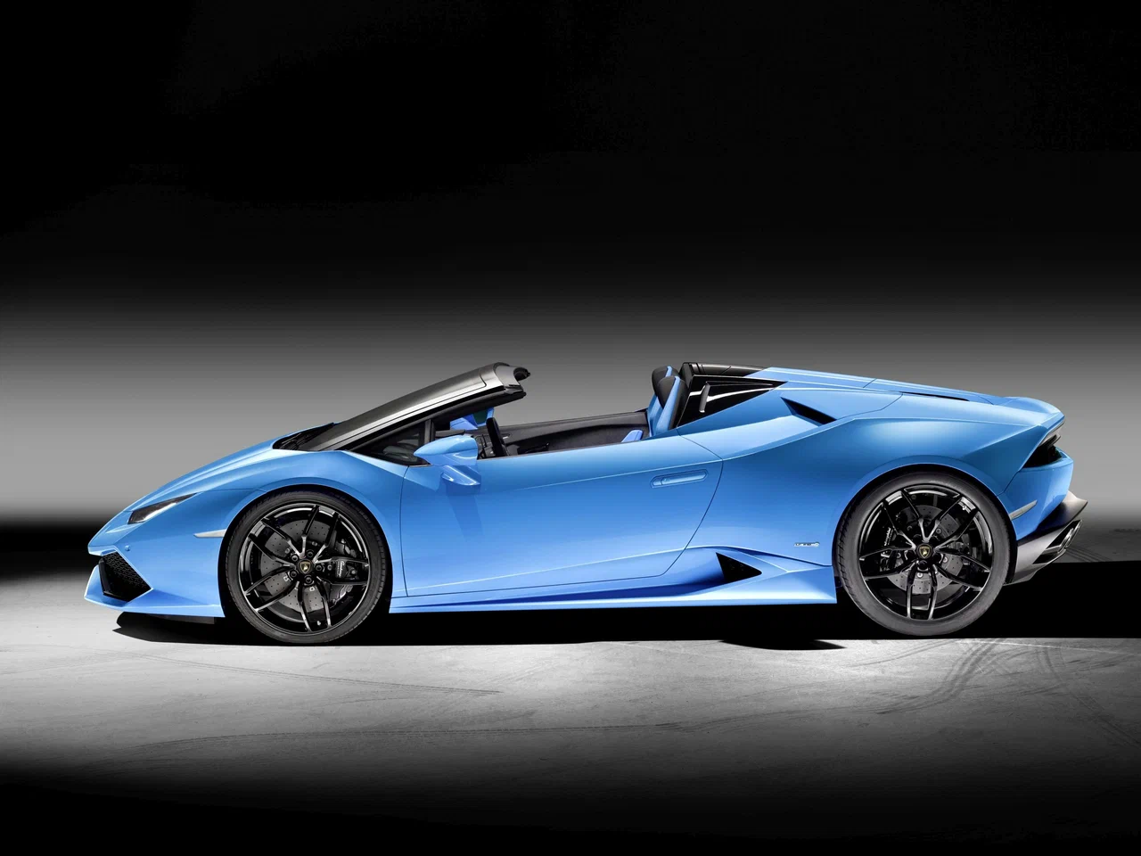 Rent a Huracán Spyder in Poprad | BillionRent.com
