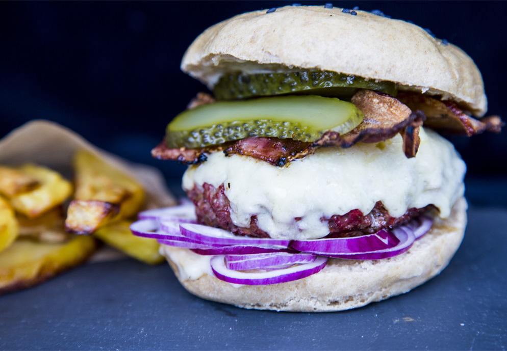 Opskrift: Burger med cheddar og hjemmelavede fritter - Vinguide