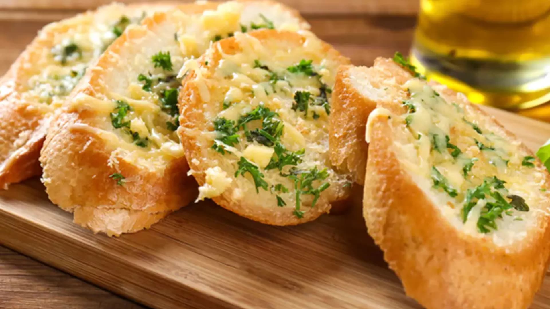 How to make Garlic Bread Vada: The perfect appetizer for your next ...