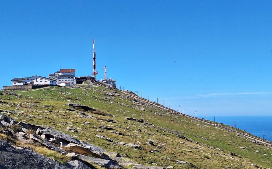 On suit le petit train de la Rhune depuis le col de Saint Ignace ...