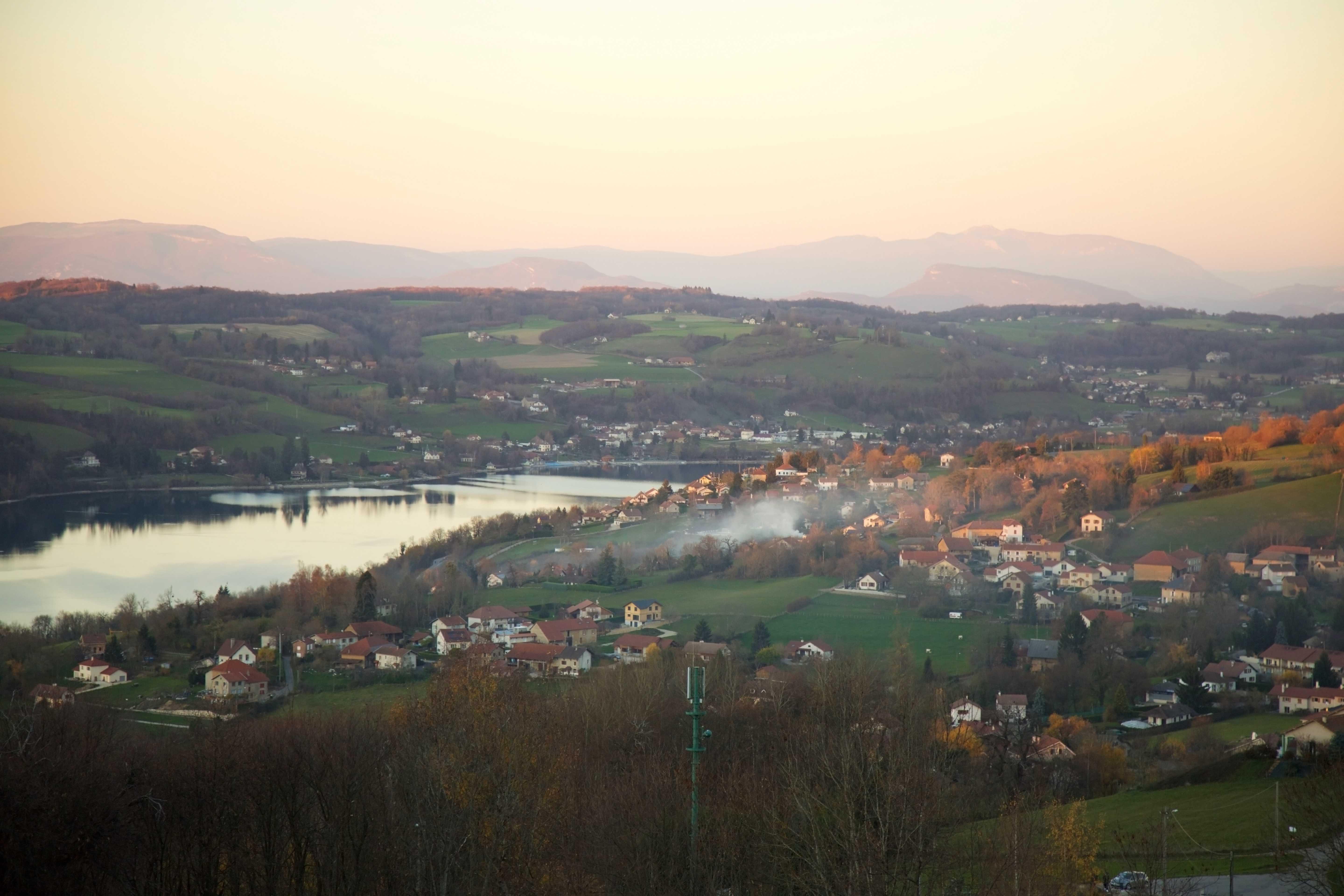 Croix des Cochettes et vues sur le lac de Paladru à Bilieu | Decathlon ...