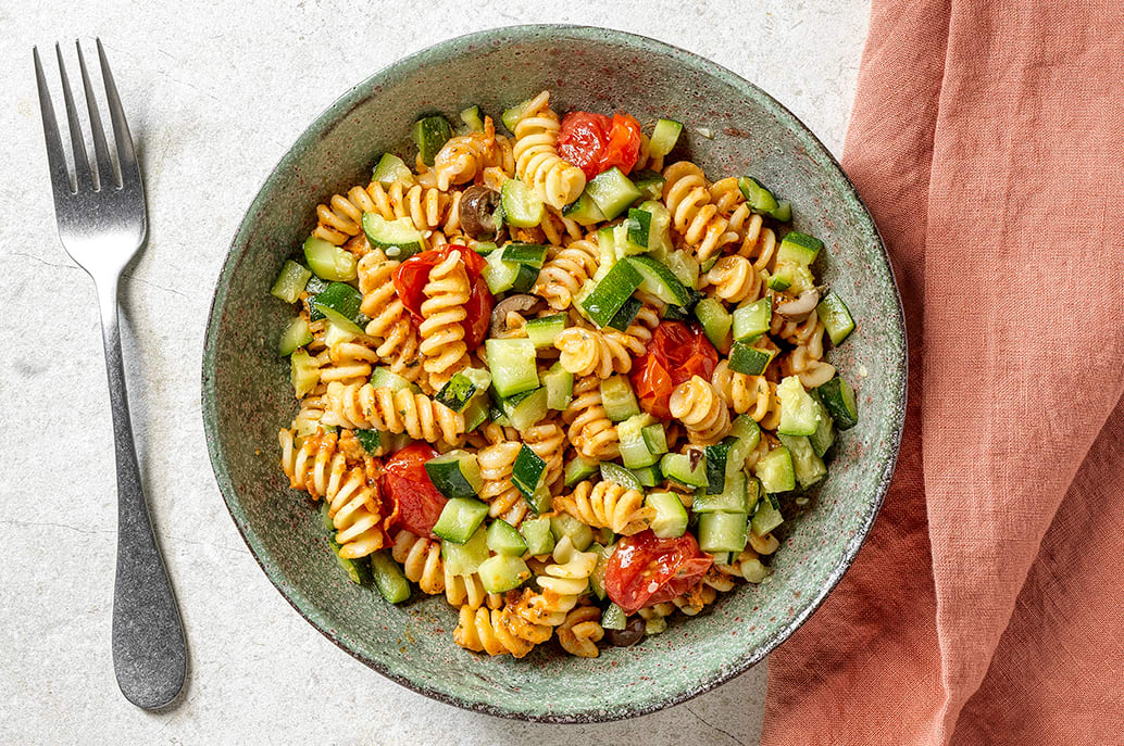 Fusilli au caviar de tomates, courgettes & olives + Salade mâche ...