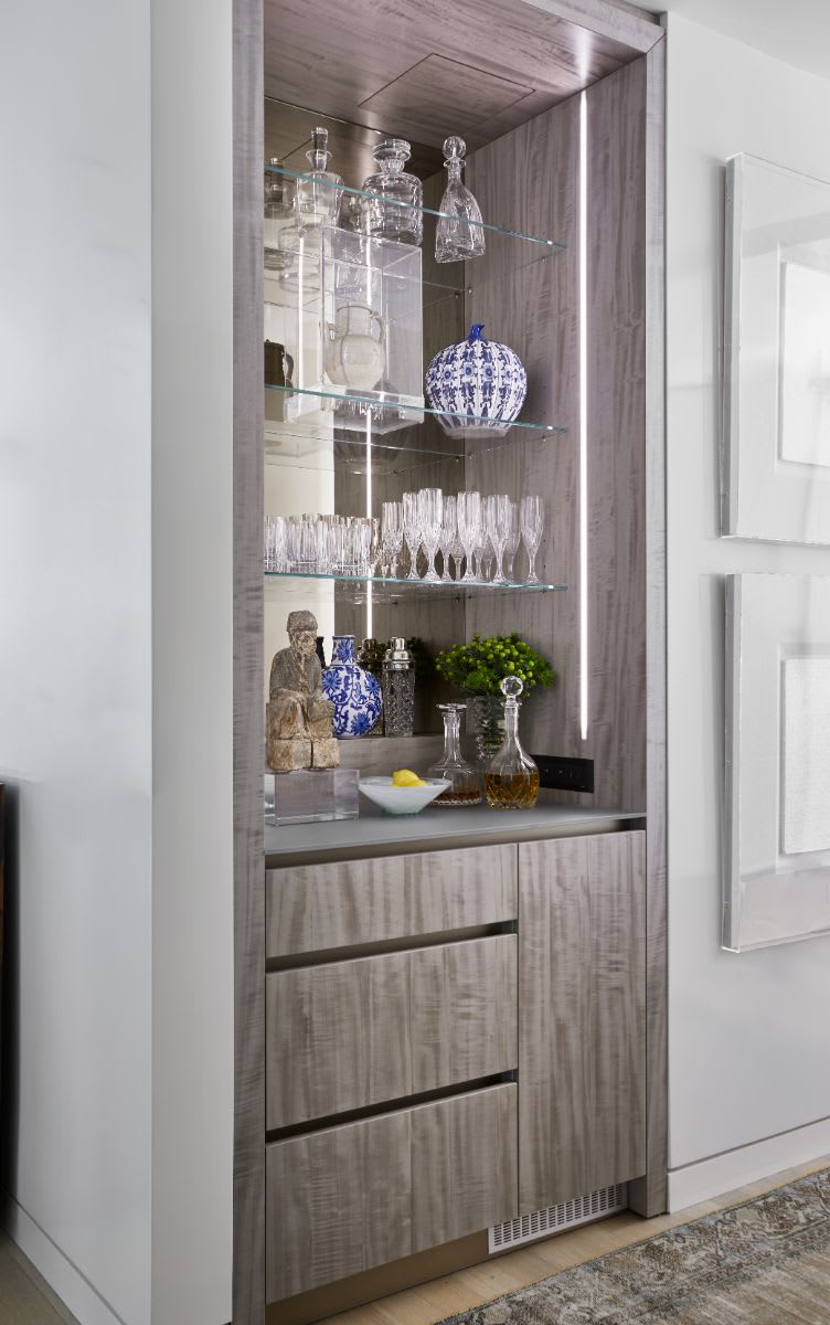 Dallas High-Rise Renovated Kitchen & Bar