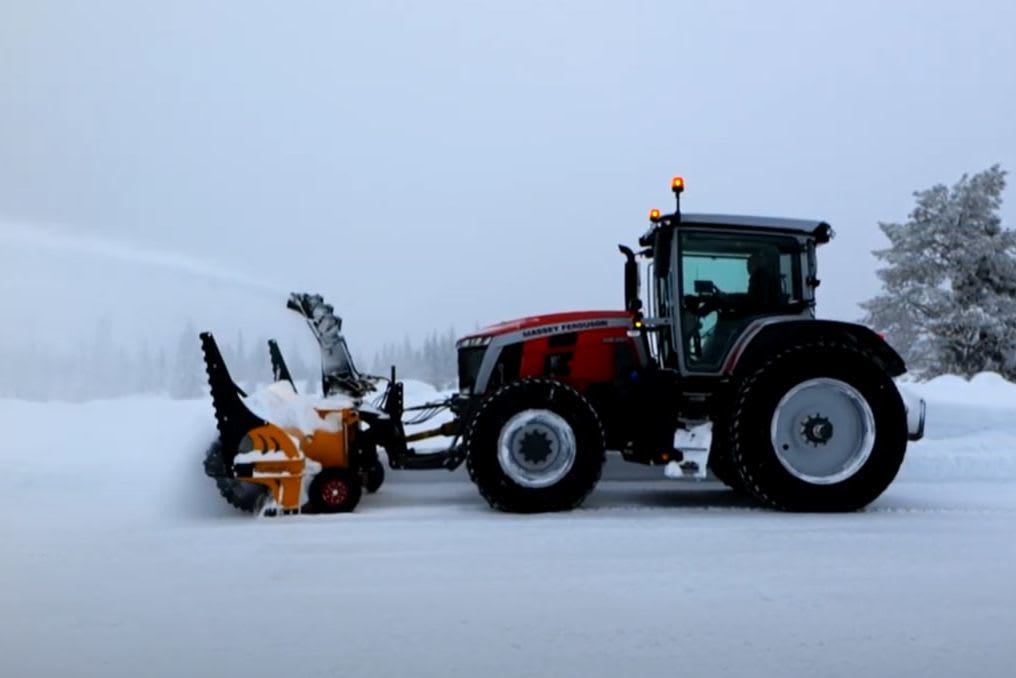 Testkjøring av MF 8S med frontmontert snøfres fra Dalen - Eiksenteret