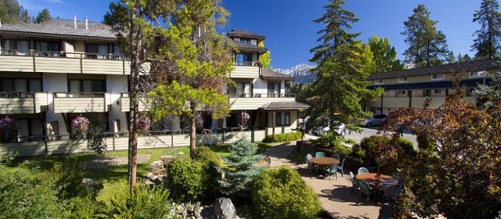 Jasper Inn & Suites Hotel in Canada | ENCHANTING TRAVELS