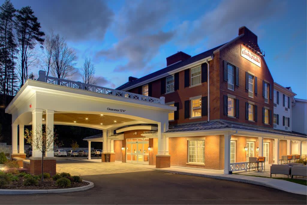 Hampton Inn & Suites Manchester - Enchanting Travels