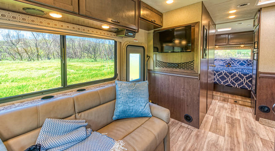 7 personers C28-30 autocamper fra Road Bear - MyPlanet Rejser