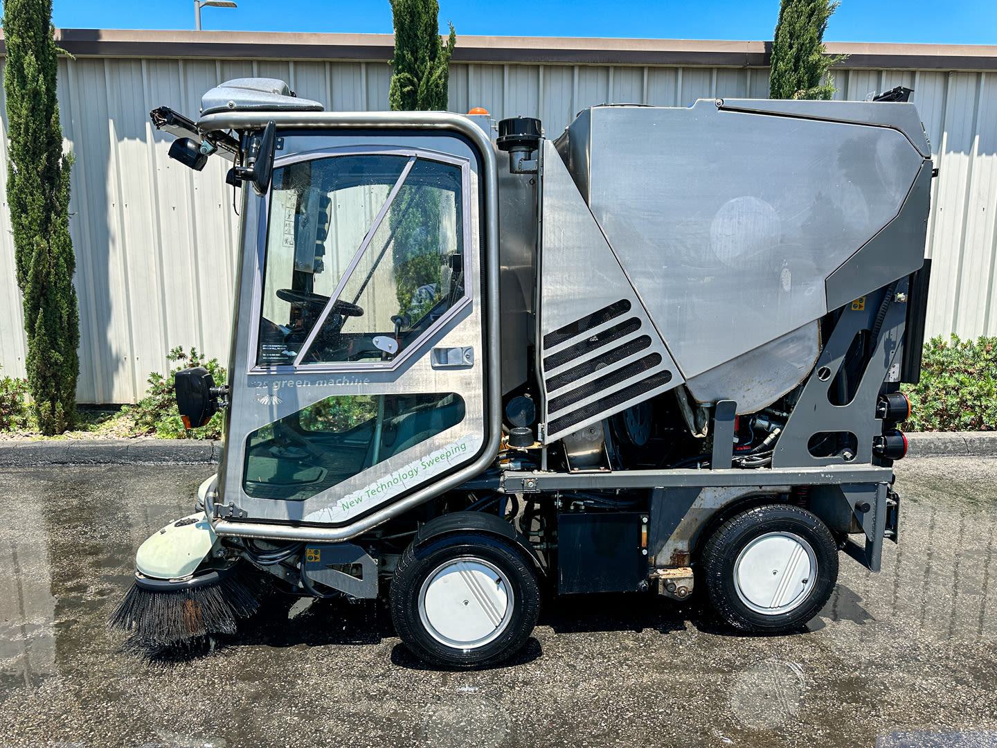 Tennant Green Machine 525 Sweeper For Sale | equipX