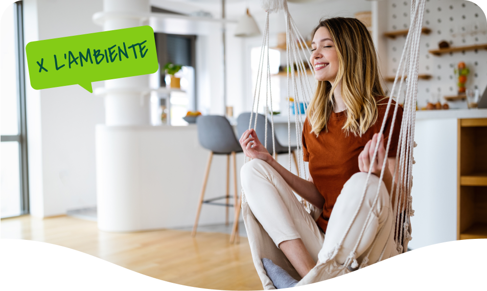 Donna rilassata che medita su un'altalena da interno in un soggiorno ...