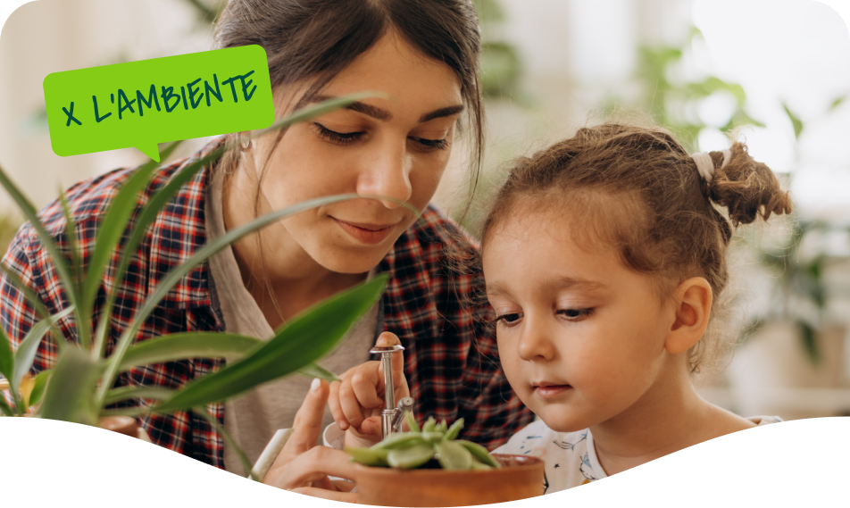Mamma e bambina annaffiano una piantina in casa, simbolo di ...