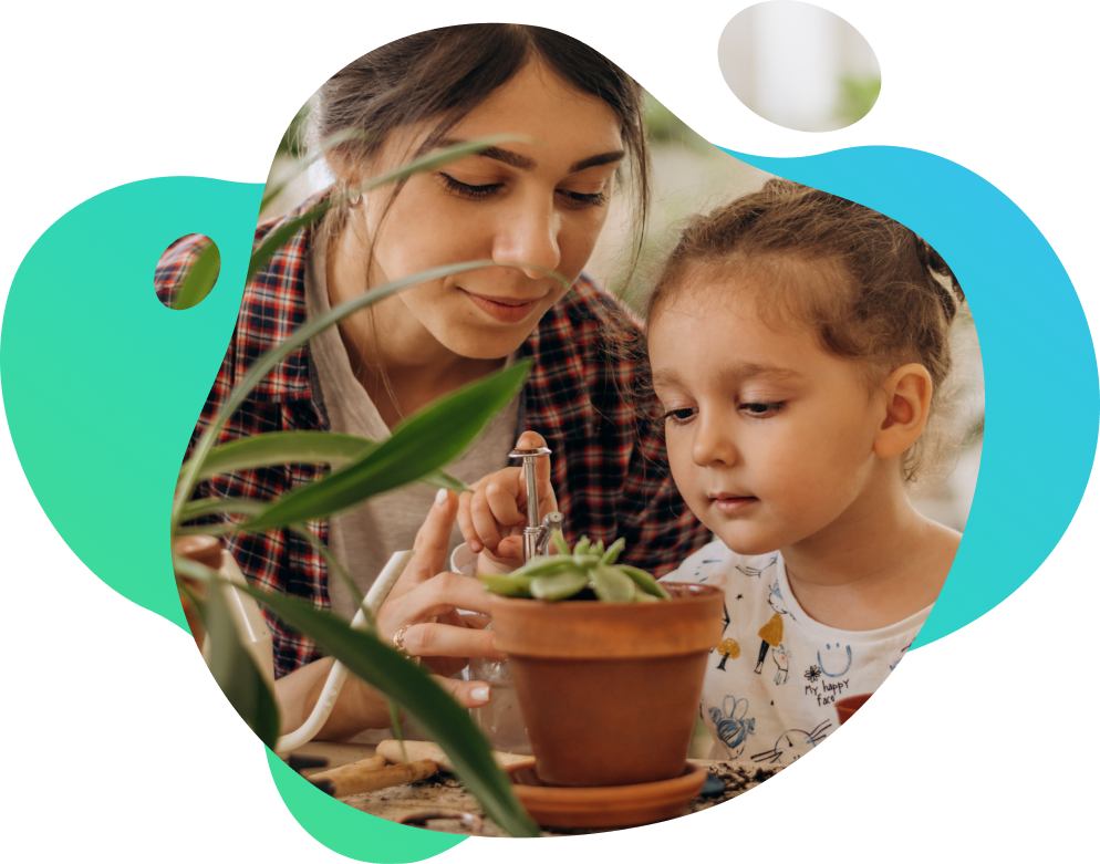 Madre e bambina che innaffiano insieme una pianta in vaso, circondate ...