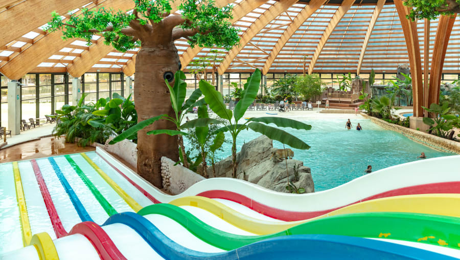 Het zwembadcomplex is uitgebreid met een extra buitenzwembad en een ...