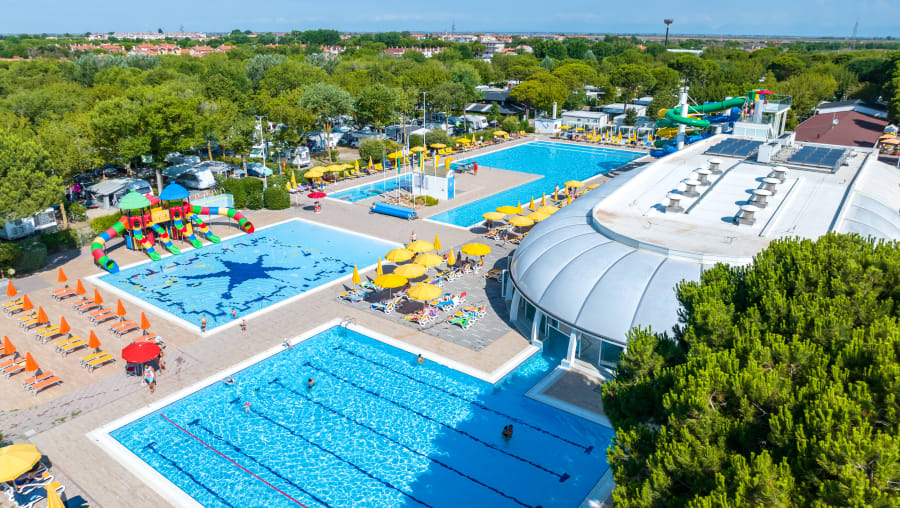 Het zwembad van camping Garden Paradiso is een perfecte mix van actie ...